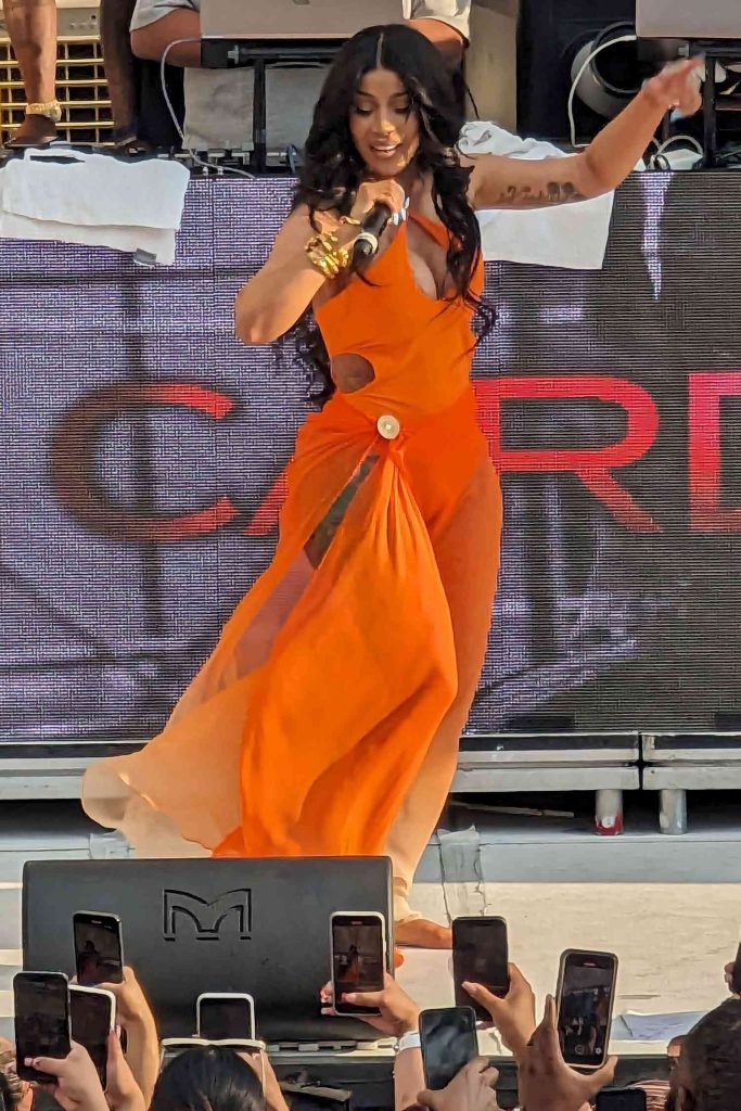 Siêu sao Cardi B có nguy cơ phải "hầu tòa" sau khi ném mic vào khán giả ...